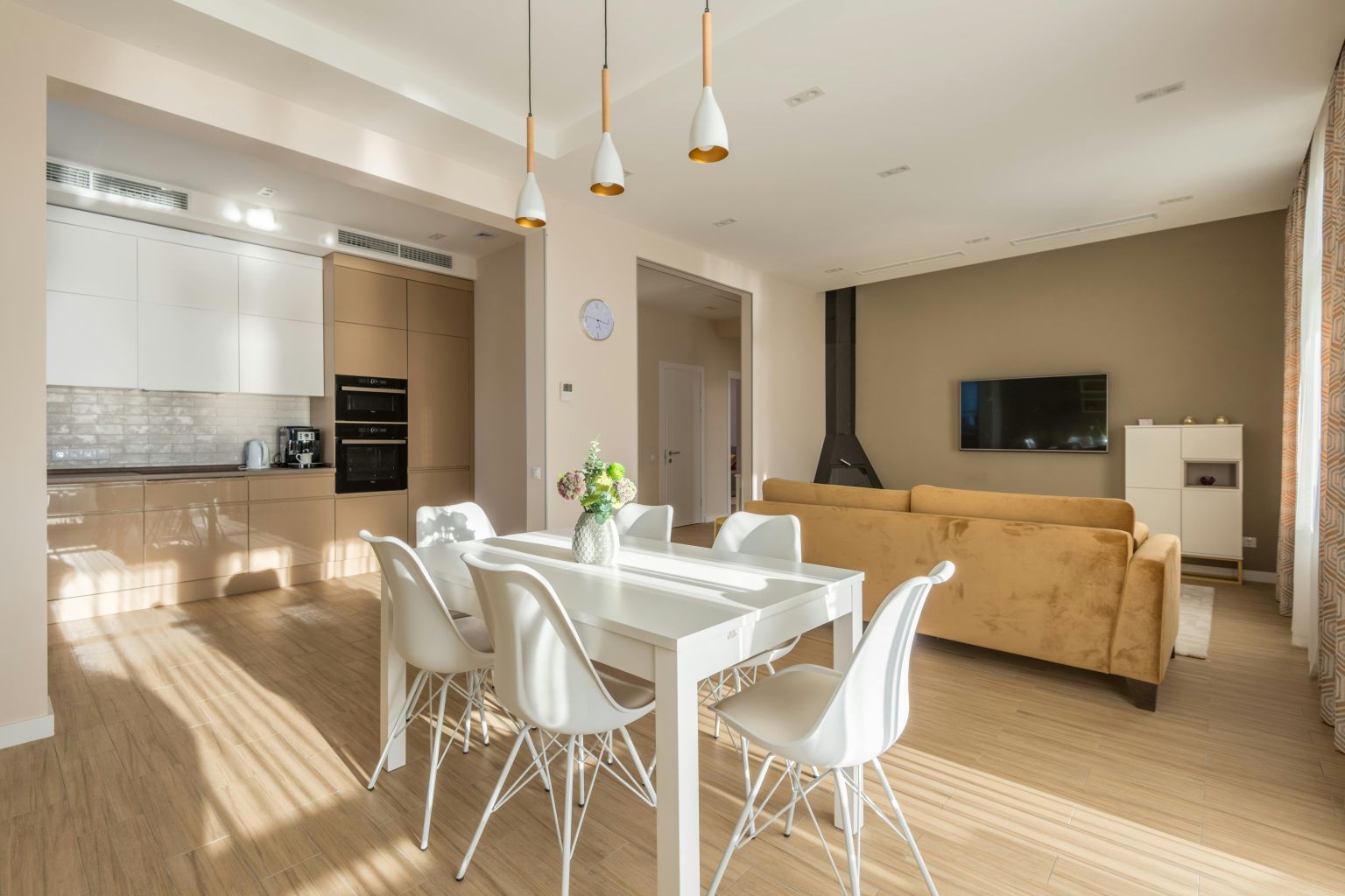 What Wall Color Goes with Light Wood Floors? 7 Expert-Approved Combos ...